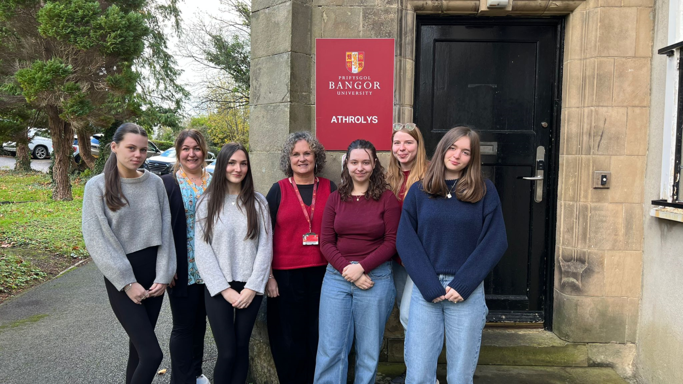 Partnership strengthens as more Bangor students train with Mudiad ...