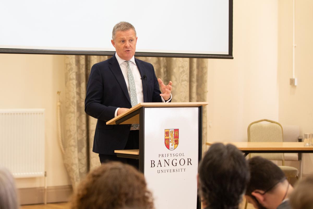 Jeremy Miles addresses future teachers at Bangor University | Bangor ...